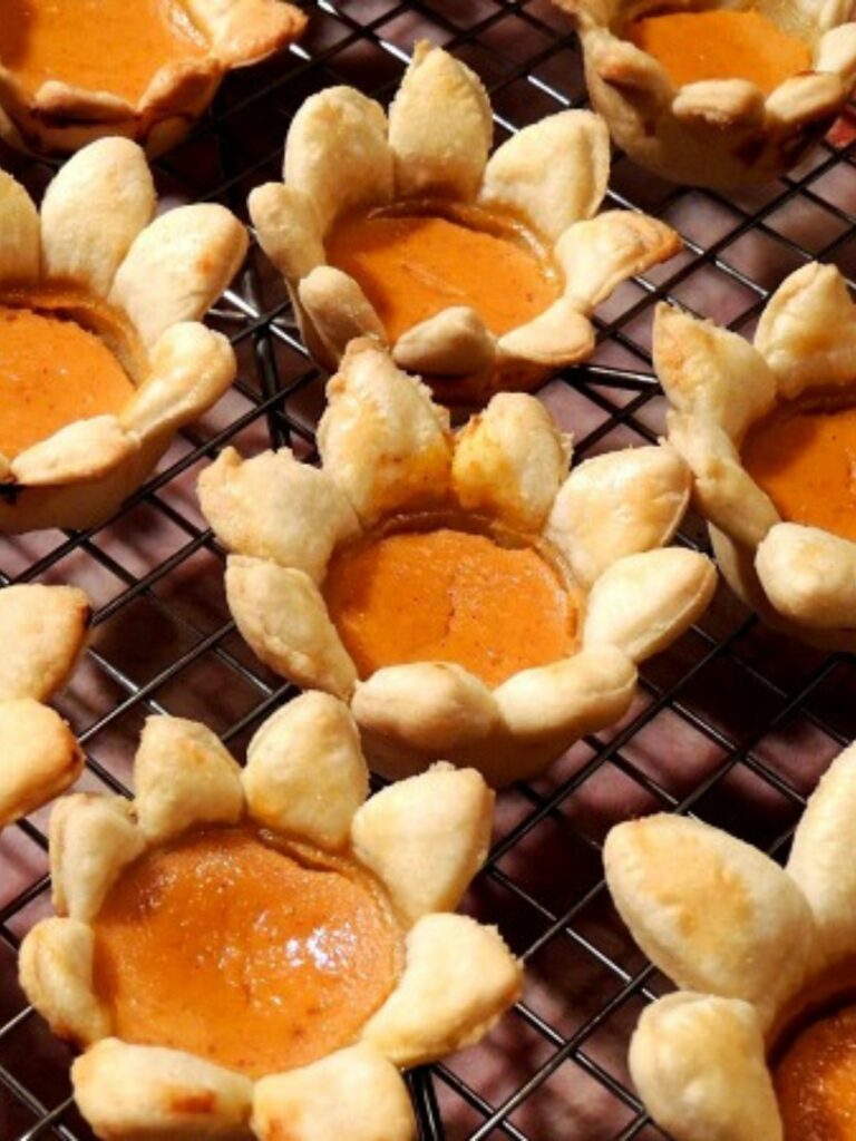 Mini Pumpkin Pie Flowers | Walking on Sunshine Recipes