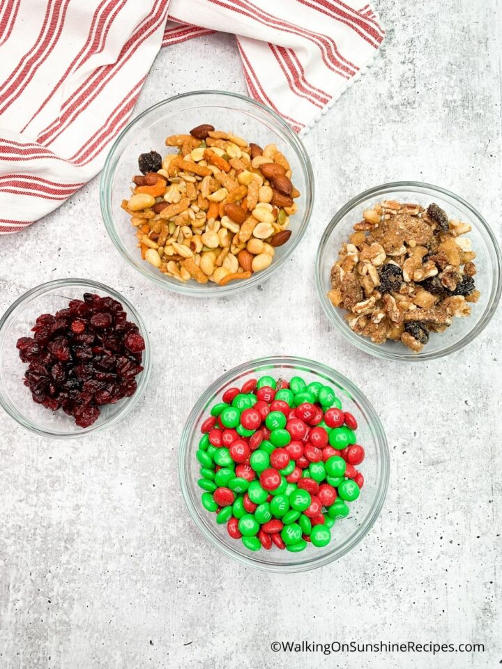Christmas Snack Mix in a Jar - Walking On Sunshine Recipes