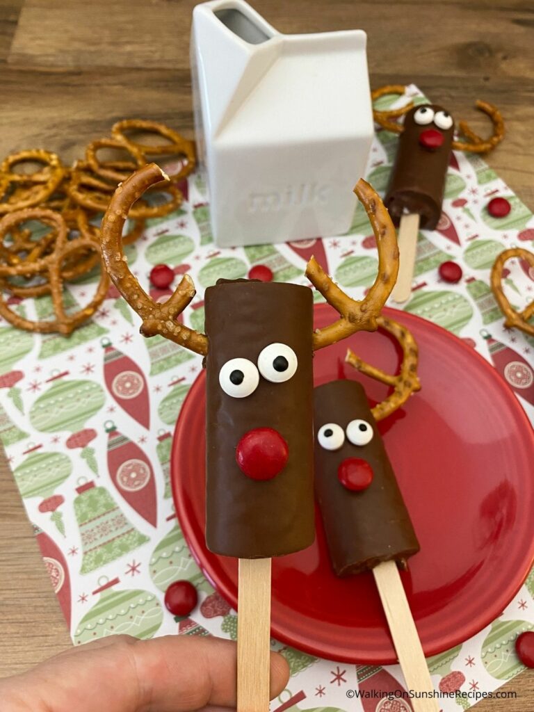 Reindeer Cakes - Walking On Sunshine Recipes