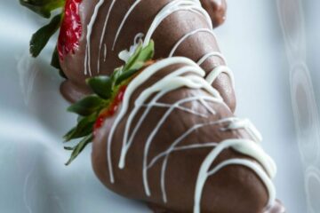 DIY Valentine's Day Chocolate Covered Strawberries