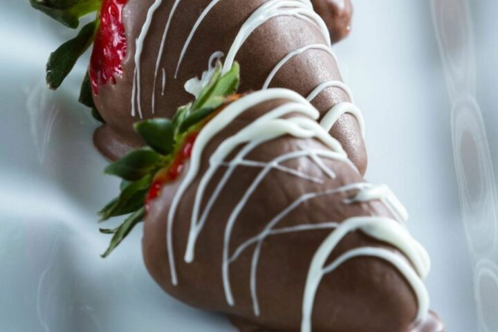 DIY Valentine's Day Chocolate Covered Strawberries