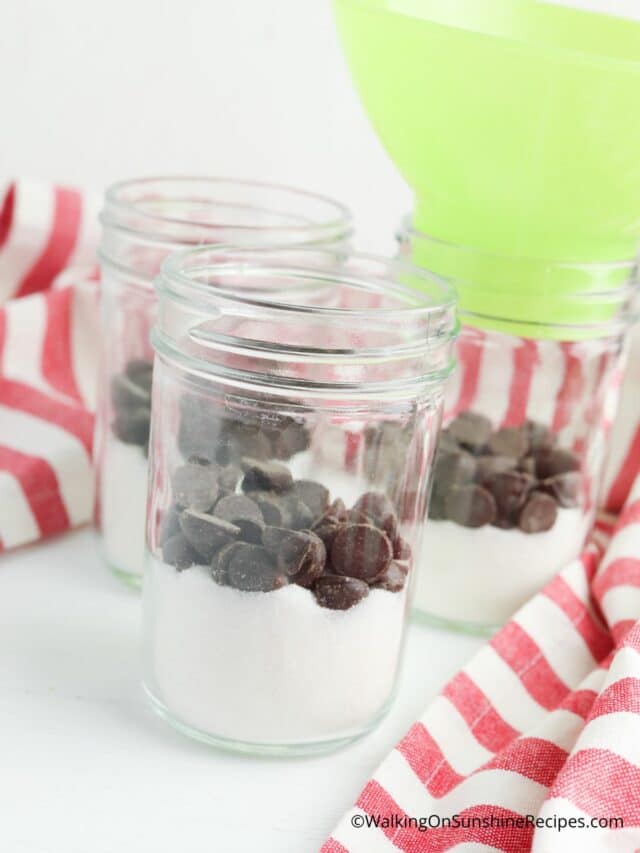 Mason Jar Peppermint Hot Chocolate - Walking on Sunshine