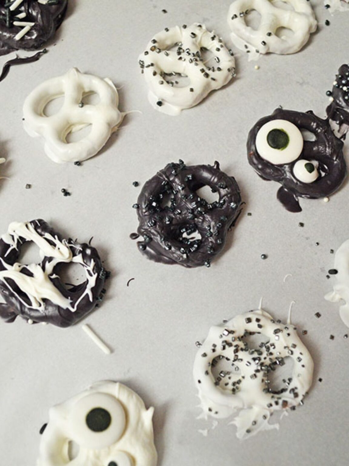 Halloween Chocolate Covered Pretzels | Walking on Sunshine
