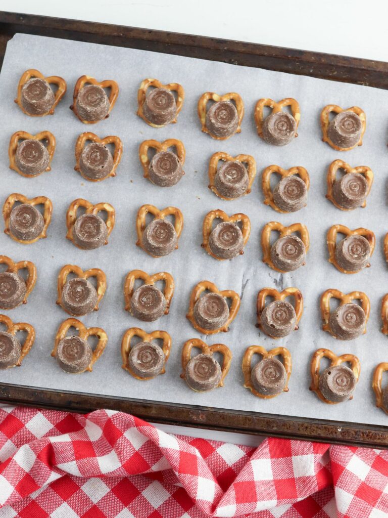 Reindeer Pretzels with Rolos - Walking On Sunshine Recipes