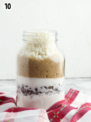 Mini Chocolate Chip Cookies in a Jar - Walking On Sunshine Recipes