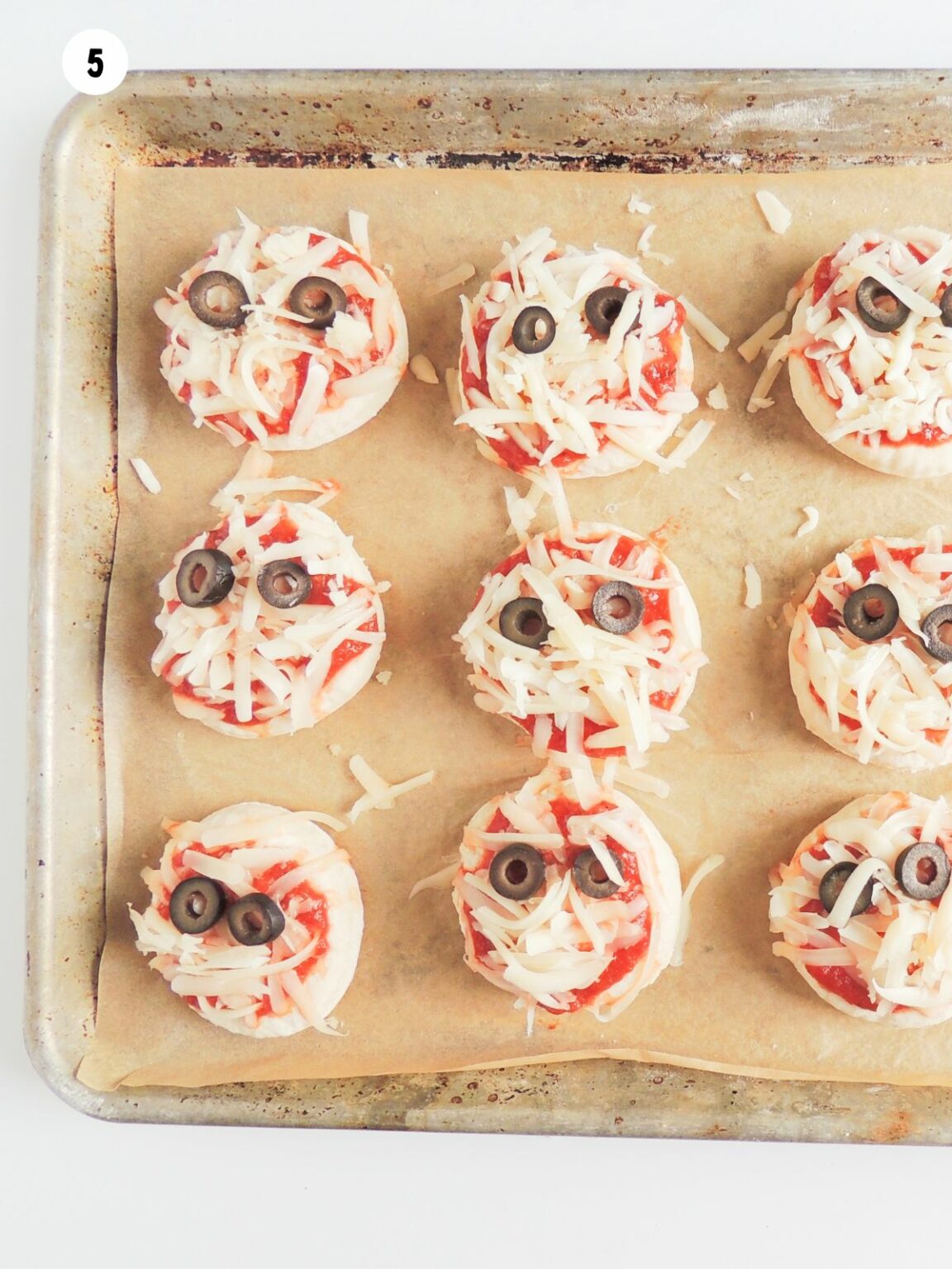 Spooky Halloween Mummy Pizza that's Scary Good! - Walking On Sunshine ...