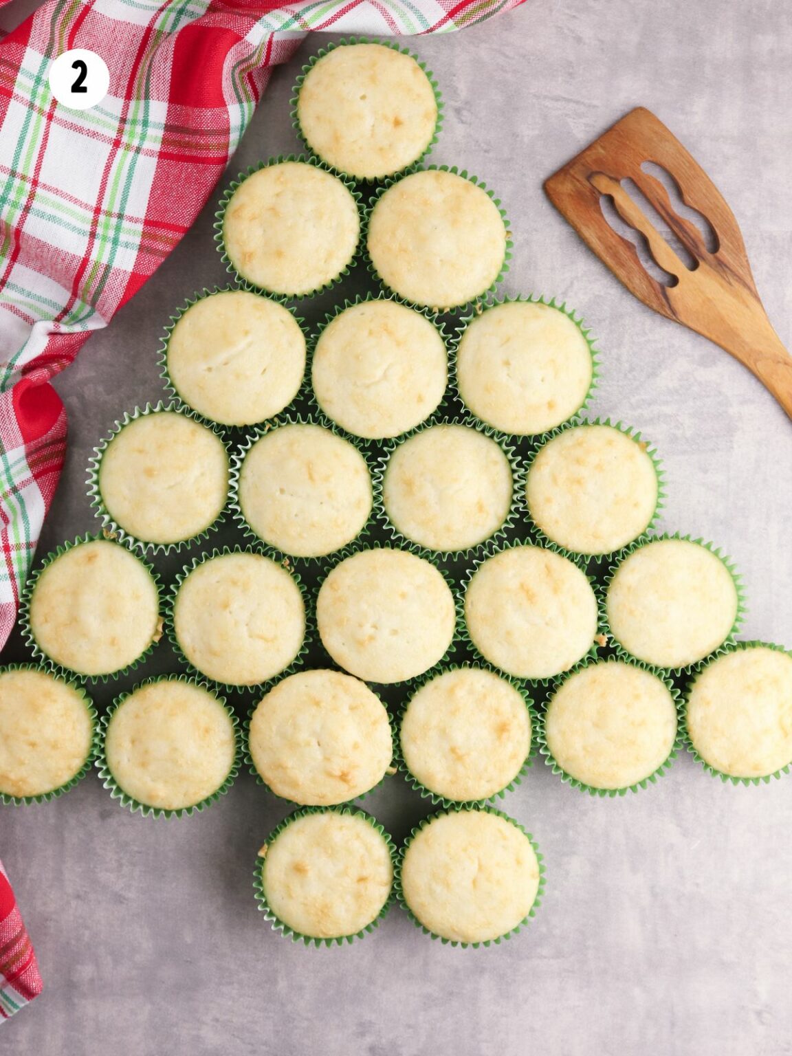 Christmas Pull Apart Cupcakes - Walking On Sunshine Recipes