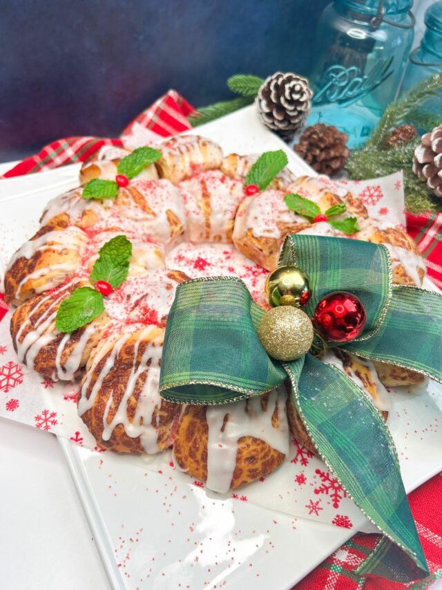 Pillsbury Cinnamon Roll Christmas Wreath - Walking On Sunshine Recipes